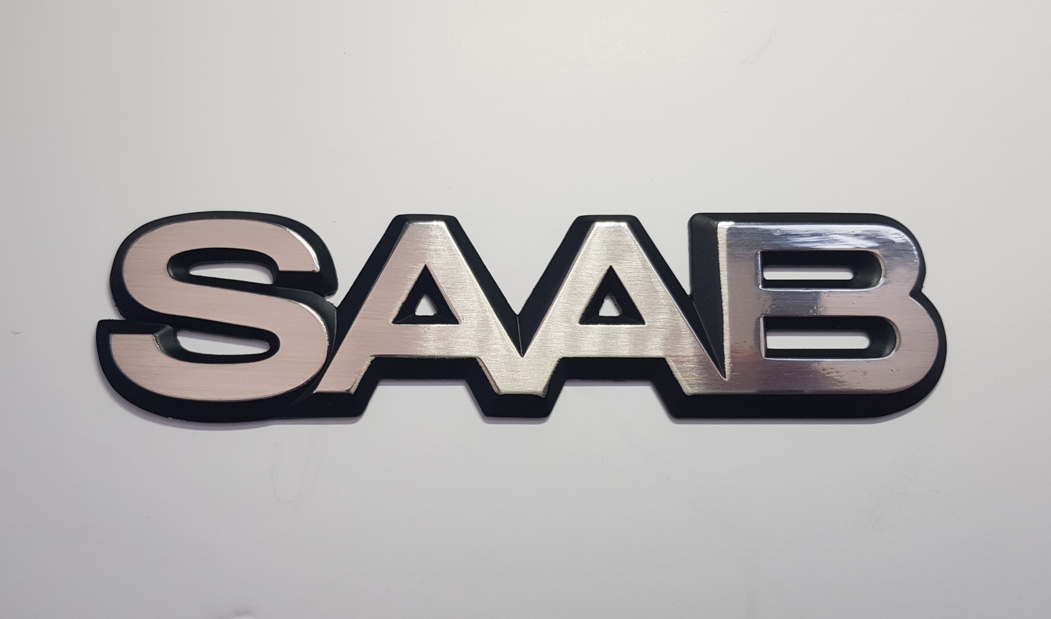 99/900 flat back 'SAAB' badge — Saabicons