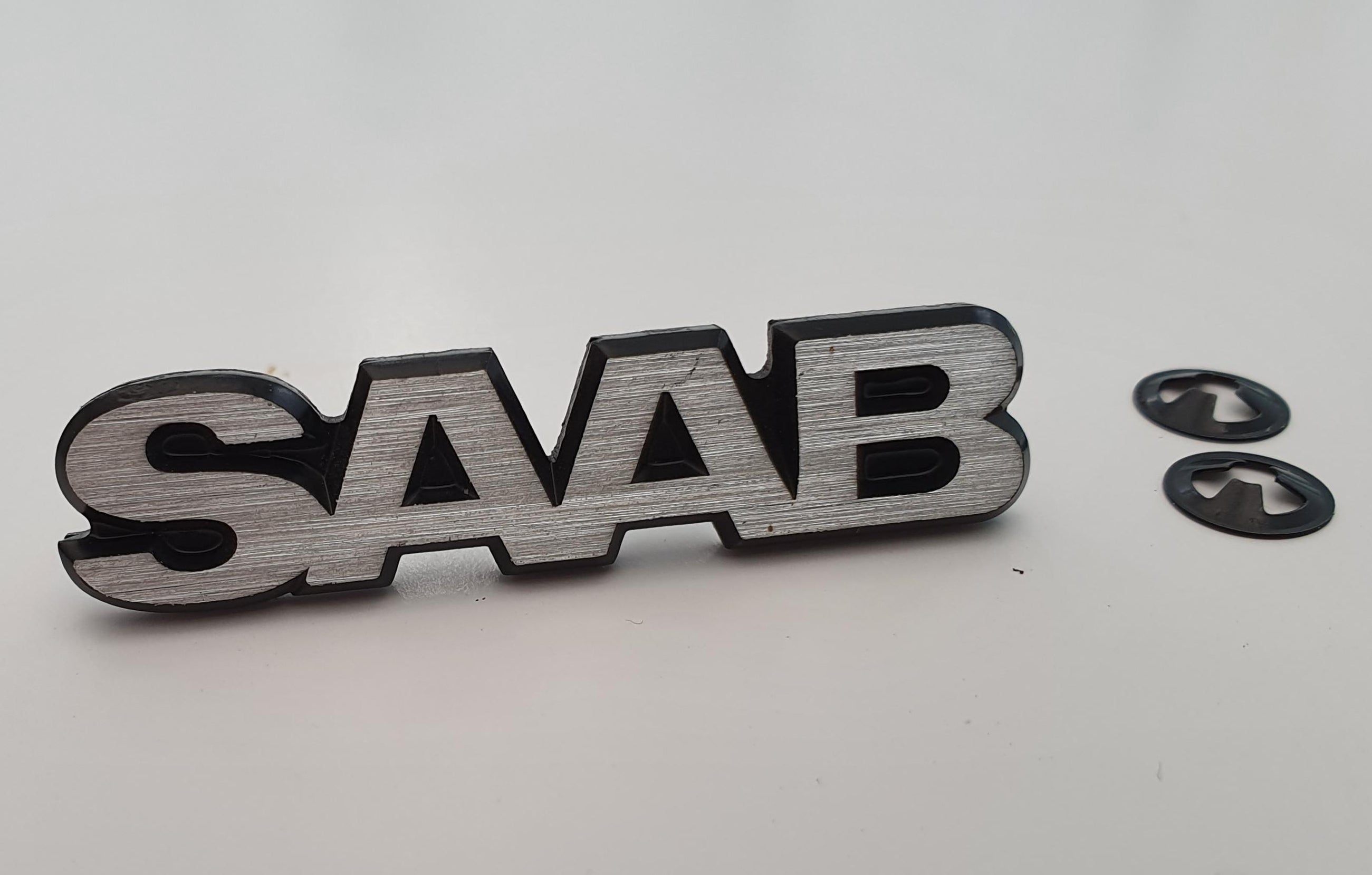 Saab C900 & 9000 Grille Badge 'SAAB' Injection alloy — Saabicons